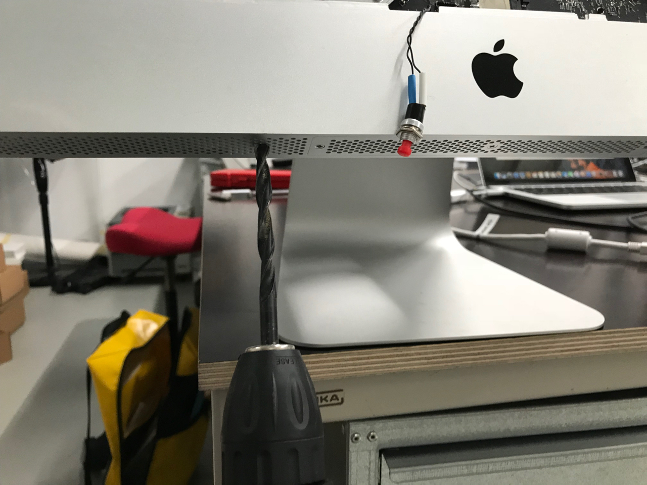 Doktormac › iMac Power Button defekt – eine unkonventionelle Lösung